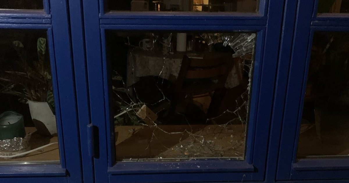 Borgmester kom hjem til glasskår i stuen og en sten på sønnens stol