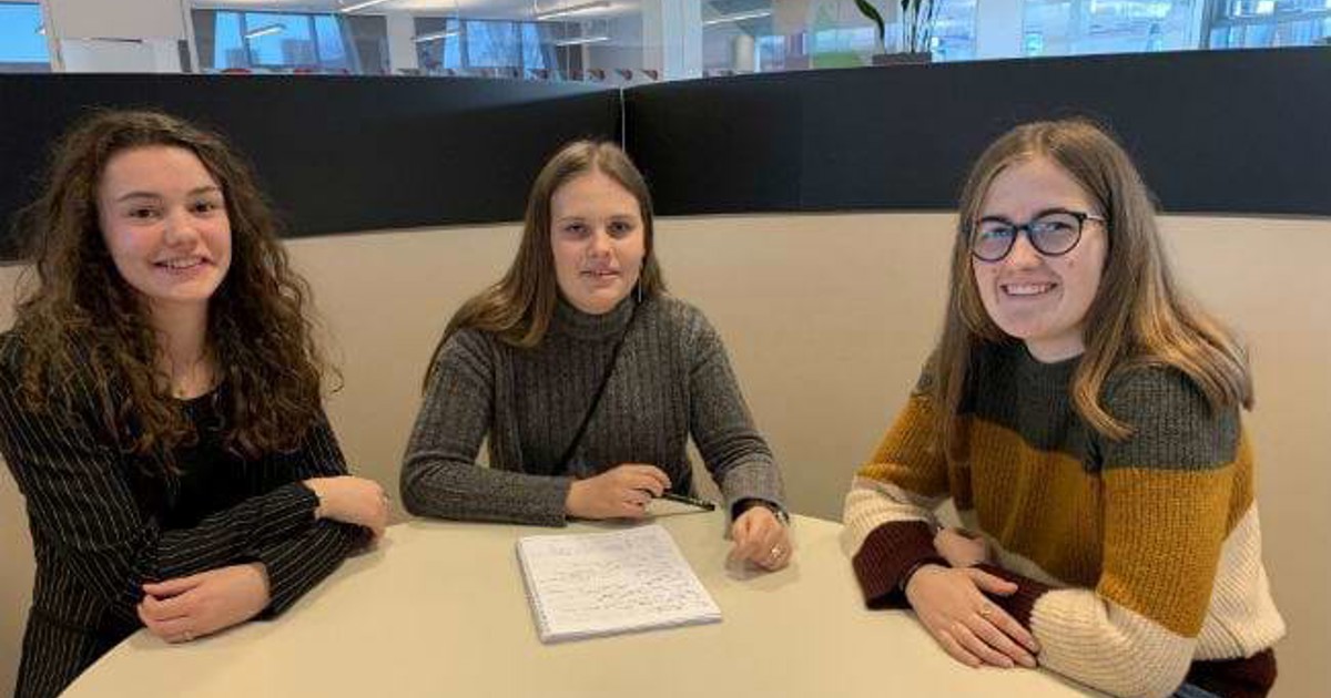 Sosu-assistenter med studenterhue mærker fordomme